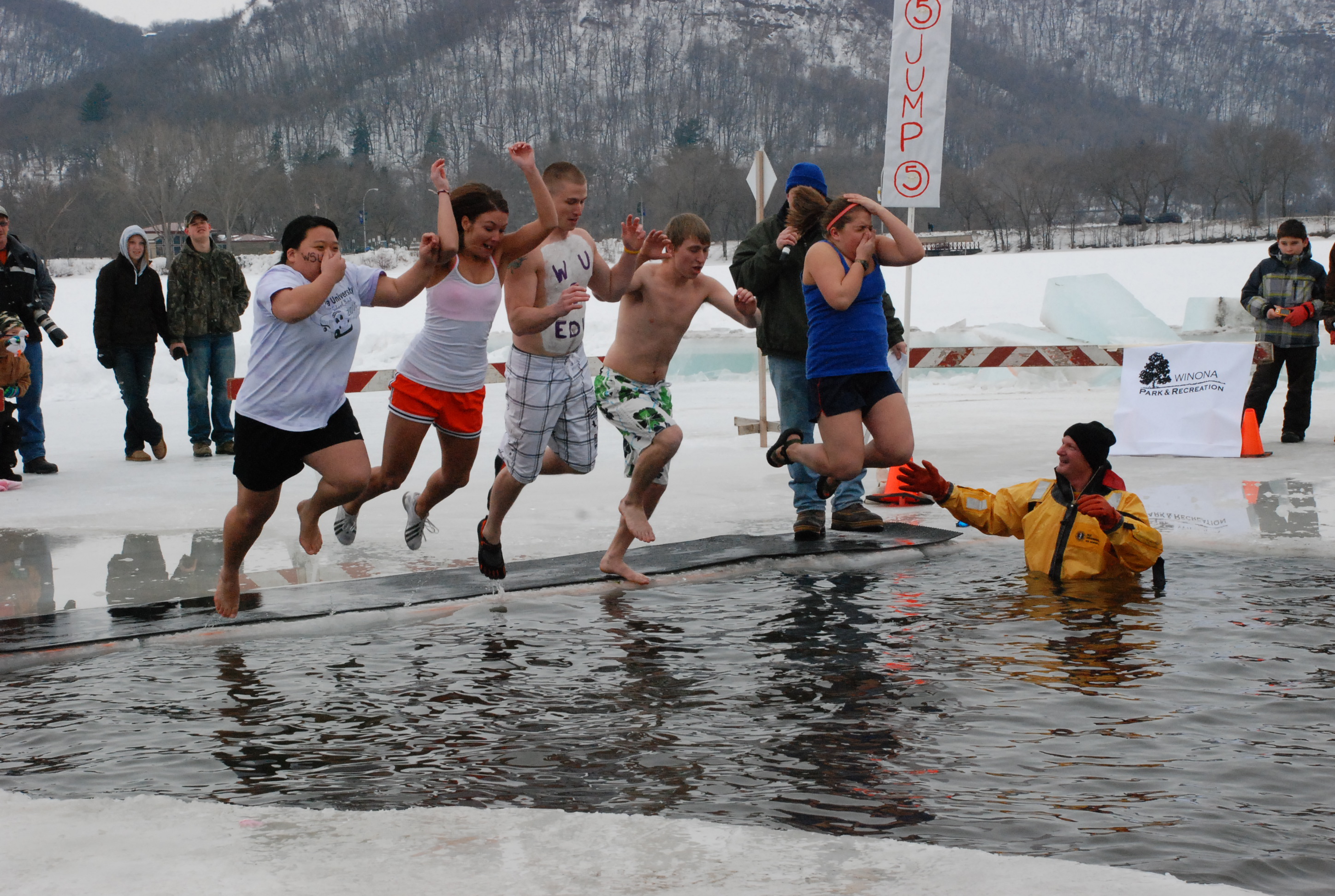 Goosebump Jump to Help WSU Rugby | Winona State News
